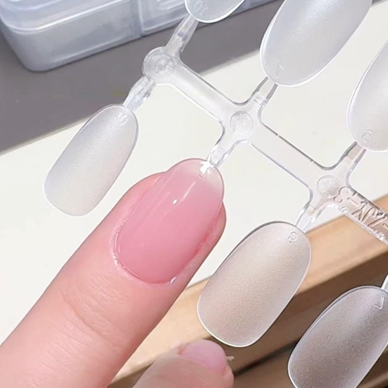 商品情報商品の説明主な仕様 高品質ABS素材：毒性がなく、無臭で健康に優しく、自然な爪のようにフィットします。15種のサイズ：さまざまなサイズが揃っており、240枚のネイルチップがセットになっています。超薄型で透明度が高い：軽量で着脱が簡単...