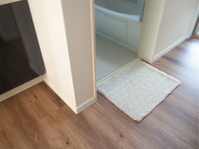 ■Ag+(銀)の効果で清潔にお使いいただけます。 ドビー繊維で織られた生地は立体感があり、触れると柔らかな印象です。 柔らかく折りたたみやすいため。毎日気軽にお洗濯がしやすいバスマットです。 吊り下げ紐つきなので掛けて収納可能です。 ●サイ...