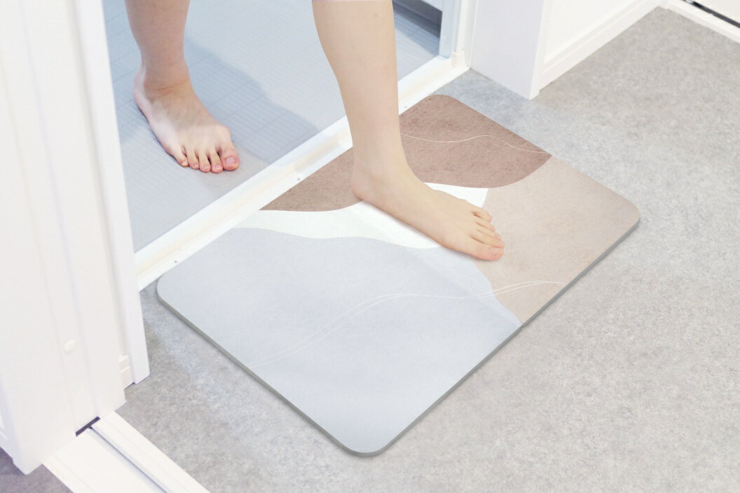 ■マット中心に折り線付き仕様 2つ折りに畳めるので、丸まらず干しやすくなっています。 軽くて柔らかいため、畳むor丸めて省スペースに収納可能です。 ■足もとがヒヤッとしない ソフトタイプなので割れる心配がなく、珪藻土不使用でアスベストを含ん...