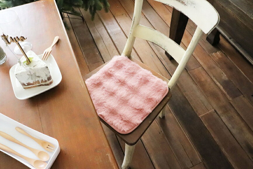 ■まるでうさぎを撫でているよう、なめらかで優しい肌さわりのラビットファー調チェアパッド 毛足の長さを変える事で、ポコポコとした立体形状になっています。 屋内での使用はもちろん、軽量で車の座席に敷いたり、お出かけ先でのご使用にもおすすめです。...