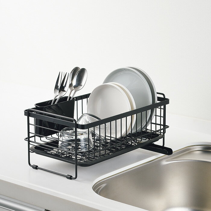 ●タテヨコどちらでも使える可動式排水ノズルで水捨て不要 ●水が溜まらず自然とシンクに流れる ●耐荷重約4kg ●材質/バスケット：鉄（エポキシ樹脂塗装）、トレー・水切りポケット・ノズル：ポリプロピレン（耐熱温度100℃）、すべり止め・排水栓...