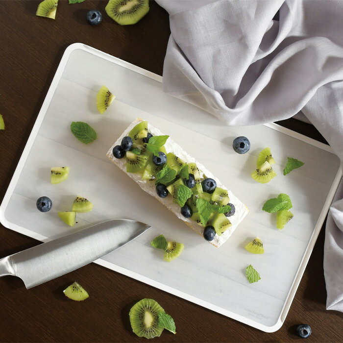 カットできるスペースが広くたくさんカットできるので効率的！ 滑りにくいストッパー付（フラット面） 食材をこぼさず移動できるガード付 塩素系漂白剤使用OK 両面使用可 食洗器対応（耐熱温度：90度） ■製品サイズ(約)：縦240×横370×厚...