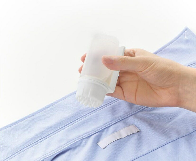 部分洗い用の液体洗剤容器です。 マグネットで取り付け。 液体洗剤を入れて、衣類をたたき洗いできます。 キャップ付きで、ほこりやゴミの付着を防ぎます。 ■サイズ：3.8×4.3×9.1H(cm) ■容量：50mL ■材質：ポリエチレン、マグネ...