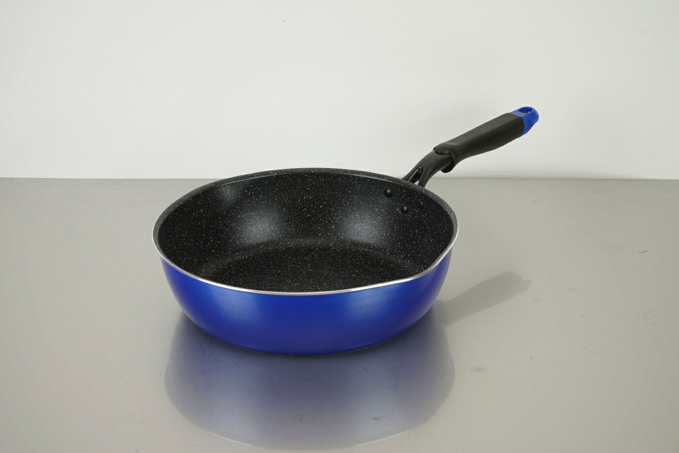 使いやすい定番フライパン 鍋の深さは約7.5cm！ 焼く、炒める、茹でる、揚げる、煮る、深さがあるから多用途に使いこなせます。 カレーやシチューなどの調理にもぴったり。 深さがあるから炒め物もこぼれにくく、揚げ物調理にも便利です。 コンロ回...