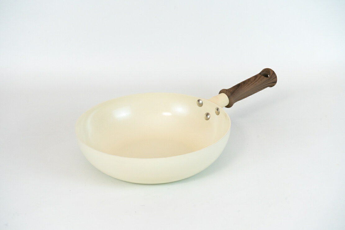 ■忙しい朝の洗い物を1皿減らそう ■大皿買うなら断然フライパン ■使い初めの''するん''が長続き！ ■内面は食材がこびりつきにくく、汚れもするりと落ちやすい「セラノヴァコート」特殊セラミック加工 ■彩りよく見た目にもおいしい ■邪魔になり...