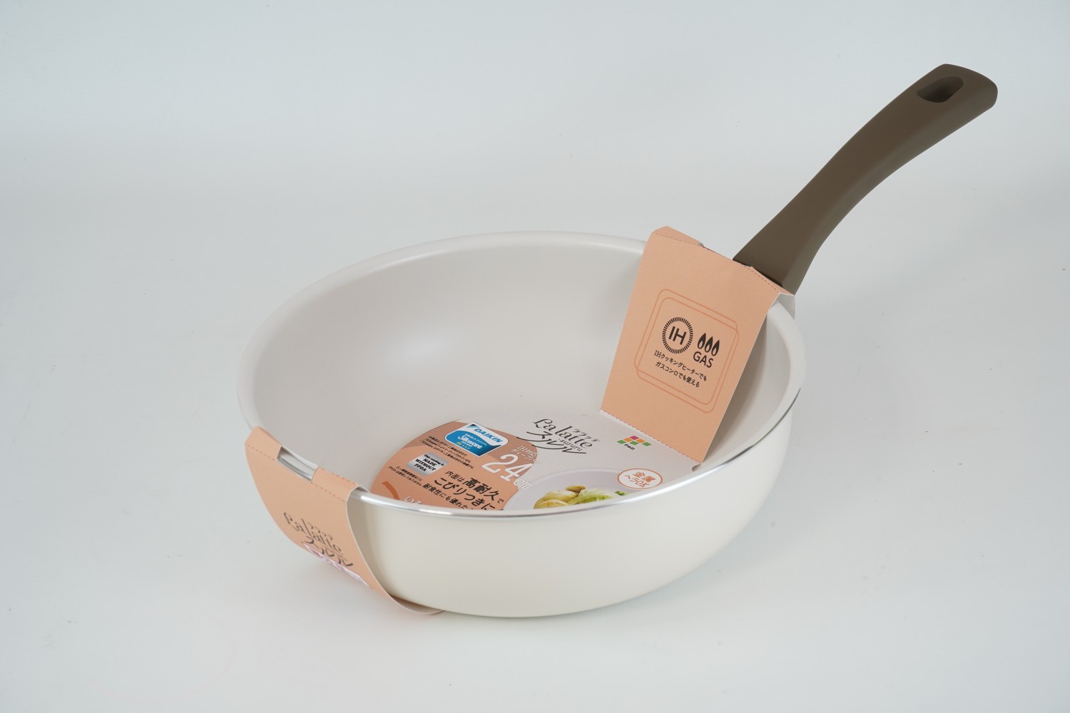 揚げる、炒める、煮る、茹でる、いろいろ使える深型フライパンです。 ゆとりの深さと使いやすさを調理時に実感していただけます。 内面は高耐久でこびりつきにくく、耐食性に優れたフッ素樹脂加工が施されています。 耐摩耗試験に100万回クリアしていま...