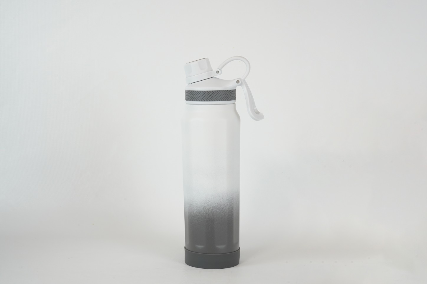 ハンドル付きで、持ち運びにも便利です。 ペットボトルに近い口径(約27mm)で、飲みやすいです。 粉体塗装が施されているので、キズがつきにくいです。 シリコンカバー付きで、滑りにくいです。 オフィス、学校、アウトドアなど、あらゆる場面で活躍...
