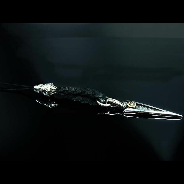 商品説明クールで個性的なストラップです。トップが、シルバーのペングラムがデザインされています。編み込まれた革がこだわりを感じられるお洒落なストラップです。サイズ・素材【素材】：シルバー、牛皮　【サイズ】13.6cm×0.7cm　トップ【サイ...