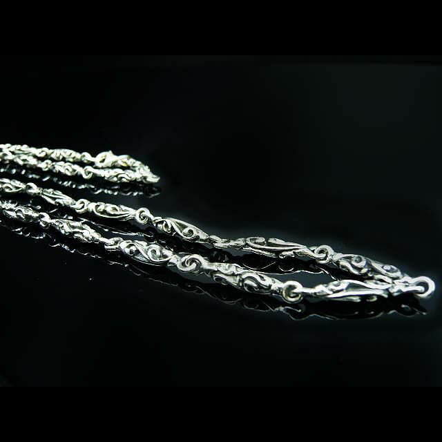 商品説明波のパーツを繋いだクールでハードロックななネックレスです。サイズ・素材【素材】：シルバー925　　34.2g　【サイズ】:52.5cm(チェーン1つの【サイズ】：2.2cm×0.4cm)　【口径】：0.6cm×0.4cm〜silve...