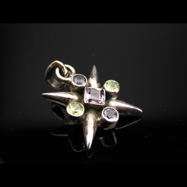 商品説明ストーンのハーモニーが美しいシルバーペンダントトップです。サイズ・素材【素材】：シルバー925　　3.6g　　オニキス、,ガーネット　　【サイズ】：2.5cm×1.5cm×0.3cm　　【口径】：0.5cm×0.3cmsliver ...