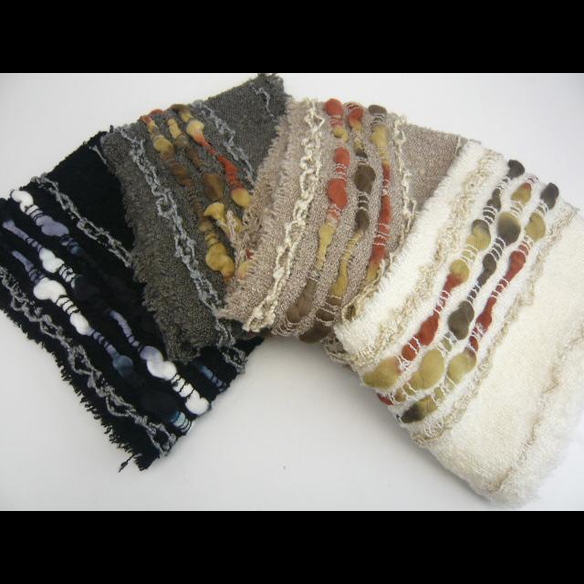 商品説明個性的な生地のストール、マフラーです。厚みがあるので暖かく秋・冬にオススメです。サイズ・素材素材:アクリル・コットン　サイズ:21.5cm×204cm　色:ブラック・ホワイト・ライトブラウン・グレー　男女兼用