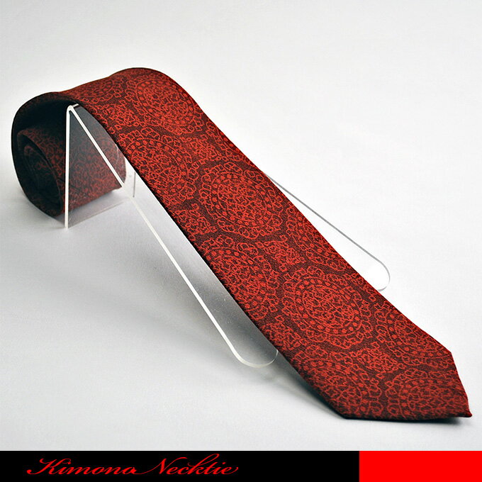 商品説明正絹のちりめんですが端がないため産地は不明です。猩々緋色の地に紅樺色の華文を小紋模調に染めた優雅なデザインのネクタイです。華やかであり気品のあります。日本の伝統美を洋装にマッチさせることを念頭に素材は新古の高級着物反物から縫製してお...