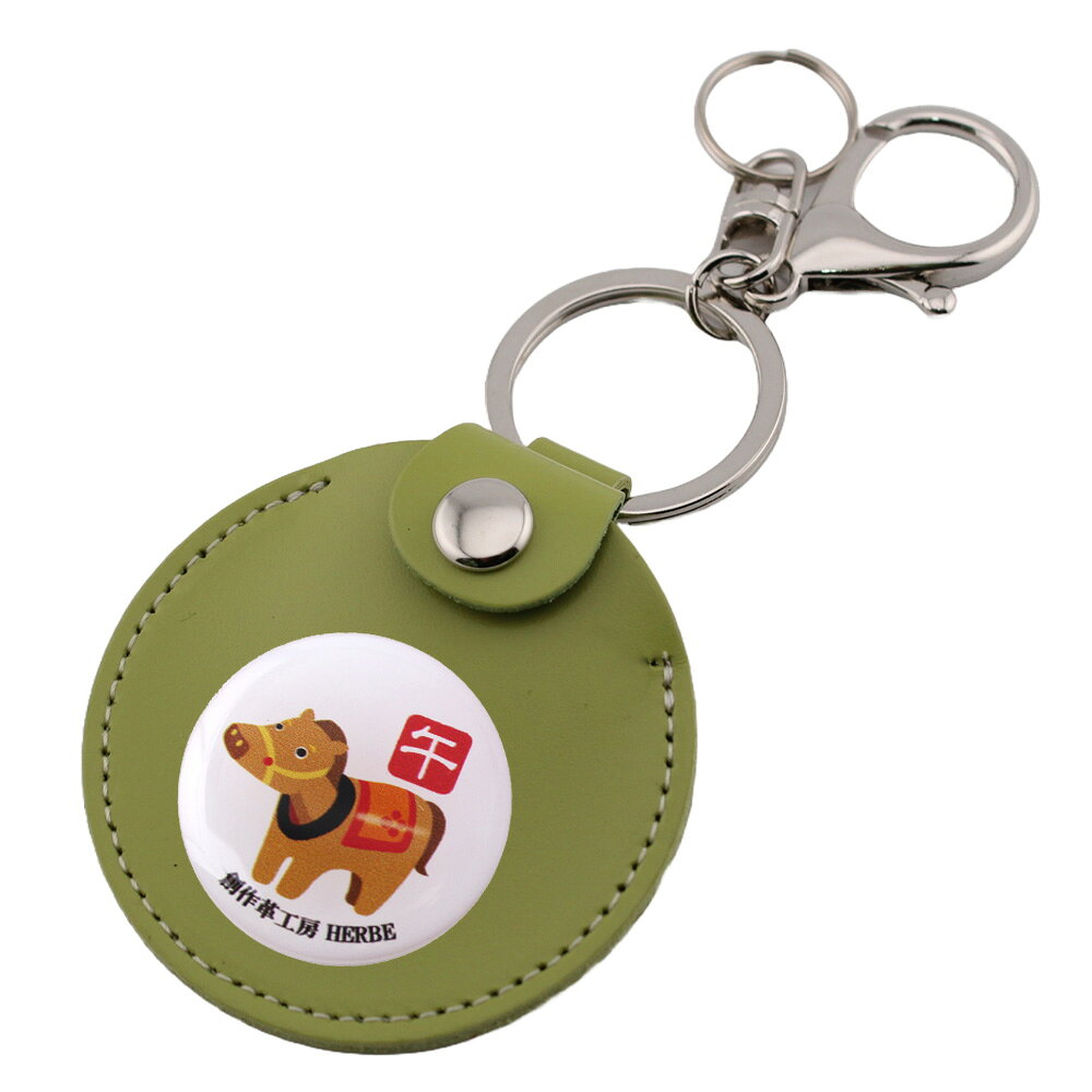 素材：牛革　サイズ：約5.8cm×5.8cm　（コインケースの入口径は約4cm） ※表面のみぷっくりシール貼付、裏面は同色無地となります。 ☆財布を忘れた！ 小銭がない！ のどが渇いた・・・ そんな時にお金を入れて鍵と一緒に持ち歩けば大活躍...