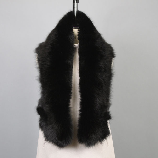 フォックスの艶が映えるブラックカラーのファーストールです。 ストール下部には切りっぱなしのファーを使い、ワイルドと妖艶さを表現しています。 商品名 フォックス ファー ストール 切りっぱなし サイズ 長さ136cm 幅(中央)24cm・(端...