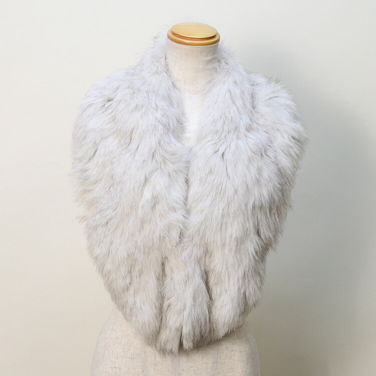 サイズ 長さ約118cm 幅約24cm 商品詳細 素材ブルーフォックス 重さ約105g 留具ホック 裏地無し 商品番号：BL7361A お問い合わせの際は、商品番号をお伝えください。 商品名：ブルーフォックス 編み込み ファー ストール