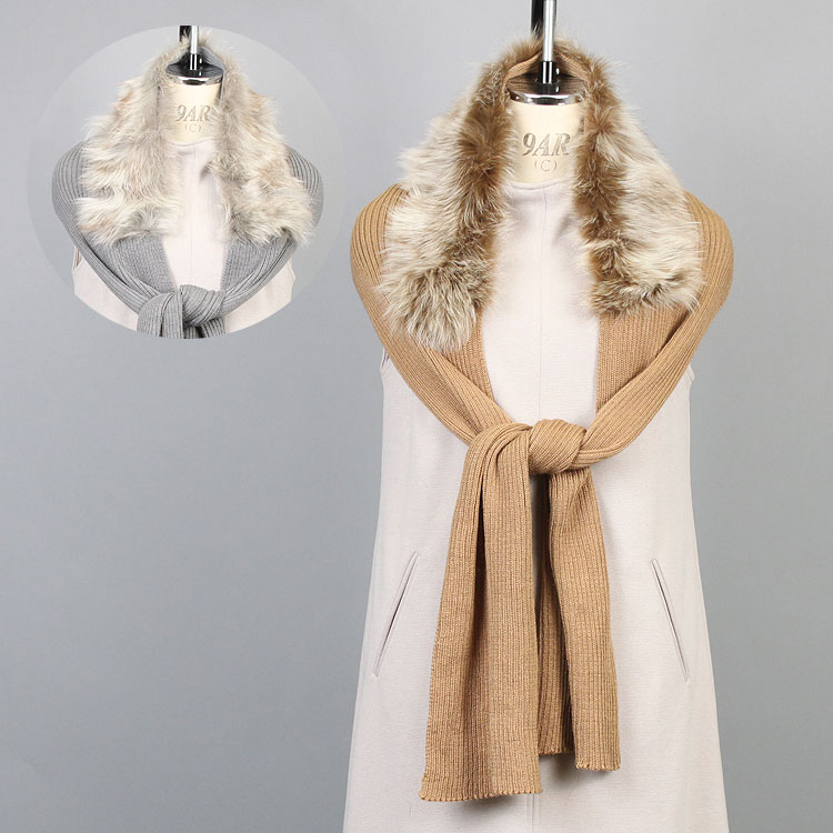 アクリルニットにフォックスをトリミングしたファーストールです。 ファーは毛先を白く染めたスノートップ加工。柔らかく優しいイメージに仕上げています。 商品名 フォックス ファー ・ アクリルニット ストール サイズ(※毛先を含む) 長さ190...