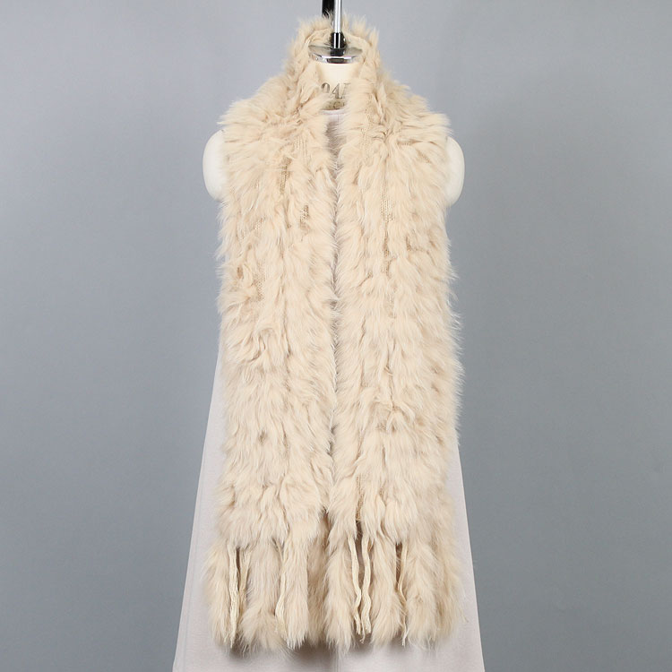 優しいアクリルニットにフォックスを編み込んだファーマフラー。 長めのサイズなので様々なスタイリングを楽しんでいただけます。 商品名 フォックス ファー マフラー サイズ(※毛を含む) 長さ156cm 幅20cm 重量 約180g 留め具 無...