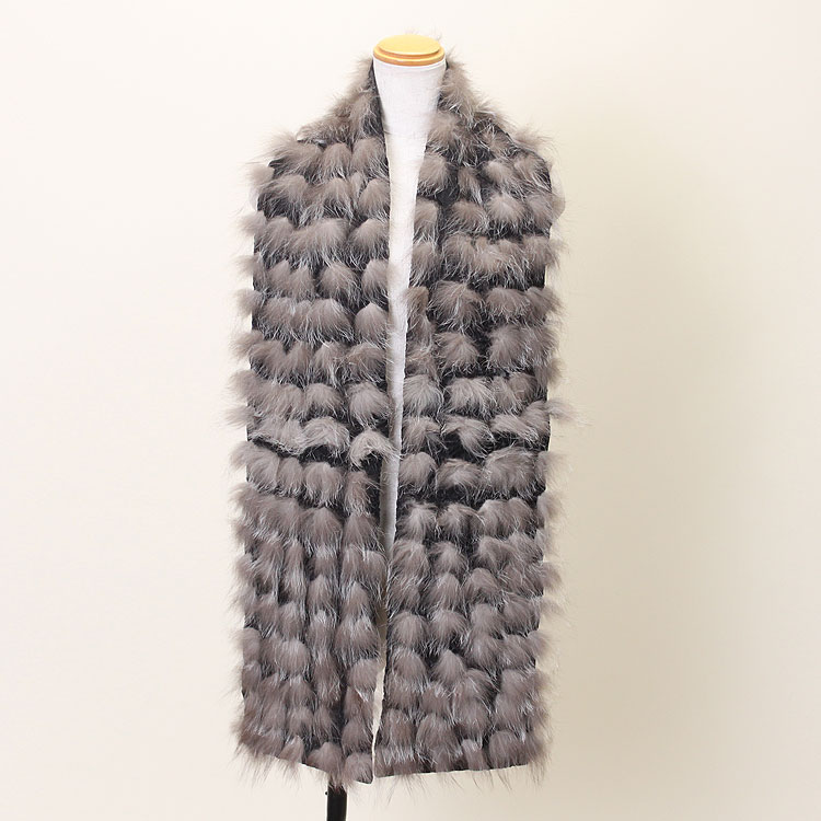 ■ いつもと違うファーストールで魅せる。 ■ ニット生地をベースに、ボール状のフォックスを連ねたファーストール。 裏側はバラをイメージした見え方など、個性の光るデザインです。 サイズ（最大部を計測） 横幅約180cm 縦幅約20cm 商品詳...