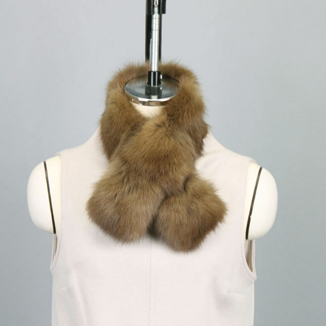 品のあるブラウンナチュラルカラーが美しい、高級素材セーブルのファーマフラー。 ストレートタイプで、クリップ、ホック、ループの3種類の留め具で巻き方を変える事が出来ます。 商品名 セーブル ファー マフラー ナチュラルブラウウン サイズ(※毛...