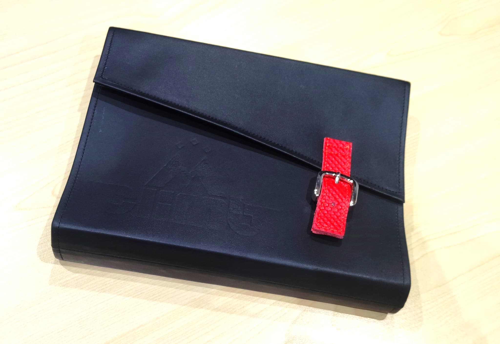 Mclimbオリジナルの新車用車検証入れは、大切な車検証や保険証書をスッキリと整理できる便利なケースです。高品質素材を使用し、耐久性と実用性を兼ね備えたデザインが特徴です。新車購入時の必需品として、書類を安全に保管し、必要な時にすぐに取り出...