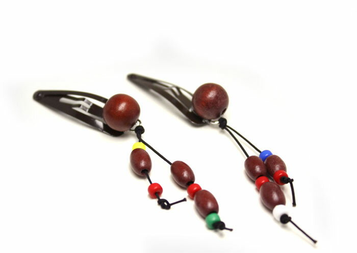 パイレーツやインディアンみたいにウッドビーズのチャームがついたパッチンヘアピン☆ お子様から大人までちょっとしたアクセントにお使いいただけます ■サイズ等(約cm)画像に表記/ポリエステル/アクリル/ウッド ※大きさや形・色味が多少異なる場...