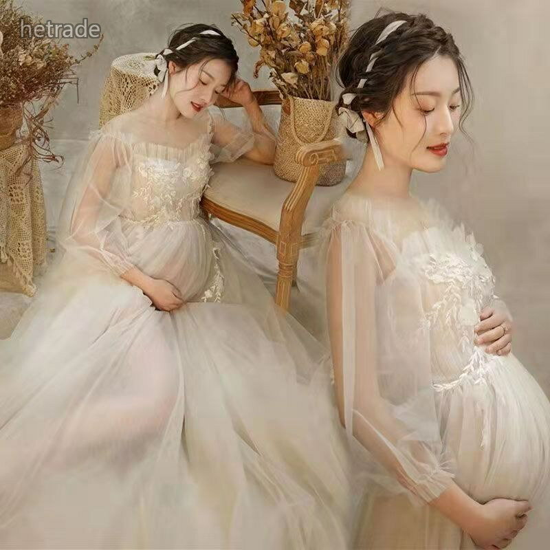 【商品仕様】人生の大切な節目を彩る、特別なマタニティウェディングドレス。カジュアルなお楽しみ撮影から、記念に残すマタニティフォトまで、優しくマタニティニティラインを包み込み、妊婦さんらしい美しさを引き立てます。思い出に残る一枚を飾る、可愛ら...