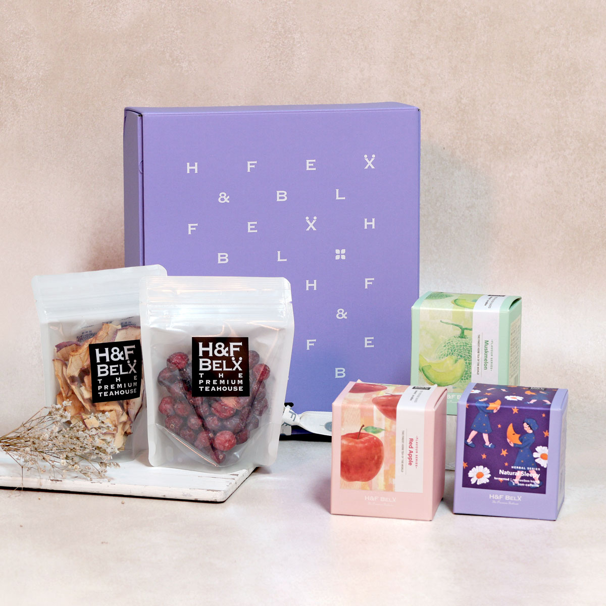 ■ルイボスティーCUBE＆ドライフルーツ ギフトセット 並べてかわいいサイコロのようなルイボスティーCUBEと、自然の甘みが広がるドライフルーツ2個を詰め合わせた、オリジナルBOXギフトです。40種類以上のフレーバーの中から、お好きな3つを...