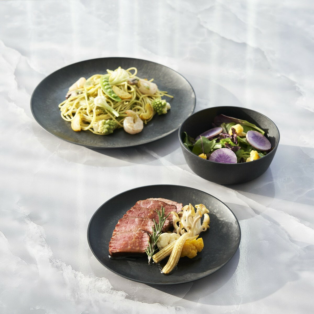 ■les trois collection designed by Kengo KUMA 世界的建築家の隈研吾氏がデザインした軽くて割れにくい器。「シャープなやわらかさ」を表現した、薄く立ち上がる繊細なエッジ。和を感じさせながらも世界に通じ...