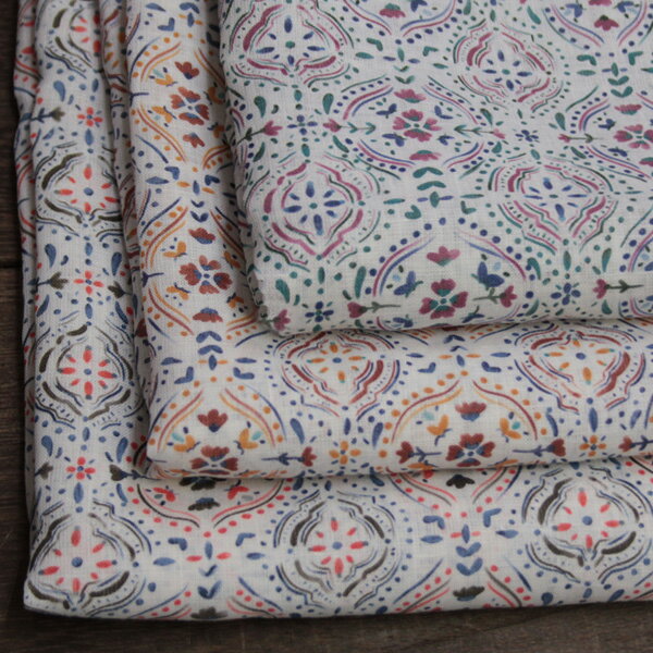 ほのぼのクラシカルな雰囲気の、イタリア製のリネン平織りスラブ。 イタリー リネン 平織りスラブ ステンシルタイルフラワープリント 白地 ミックスカラー (赤紫グリーン、パンプキンブラウン、オレンジセピア) 厚さ0.25mm強の薄地～中薄地。...