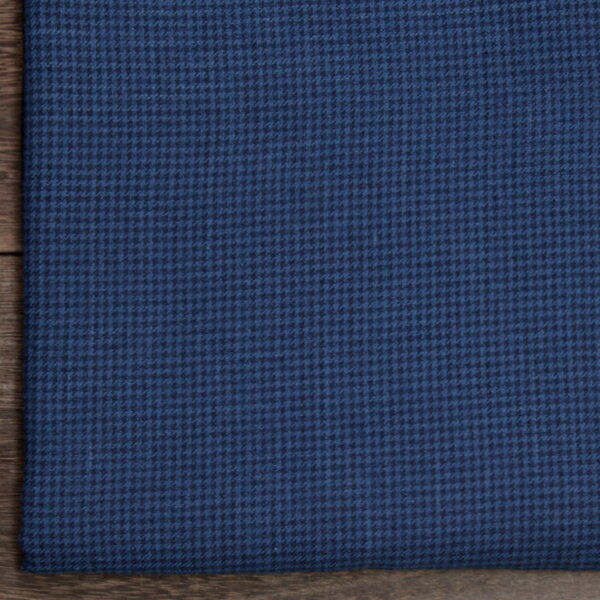 綺麗なインディゴカラーの小さめ千鳥格子が 大人っぽい、綿麻タンブラーウォッシュ。 コットンリネン 先染めミニハウンドトゥースチェック 柔軟タンブラーウォッシュ加工 ブルーネイビー 厚さ0.5mm程の中薄～中肉地。細かな目透きがあり、僅かに指...