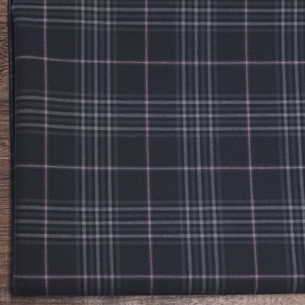 ワードローブに加えたい、大人キュートなタータンチェック。 ユニチカ による、平織りウールポリエステル。 ユニチカ ウールポリエステル 中薄～中肉地 平織り 先染めダークタータンチェック マットネイビー地×ピンク 厚さ0.35mm程の中薄～中...