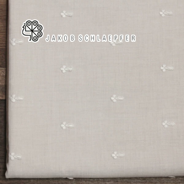 スイスの最高級オートクチュールテキスタイルメーカー JAKOB SCHLAEPFER (ヤコブ・シュレイファー) による、綿ウール・ビエラ・エンブロイダリー。 品良く愛らしいモチーフが目に留まります。 JAKOB SCHLAEPFER コッ...
