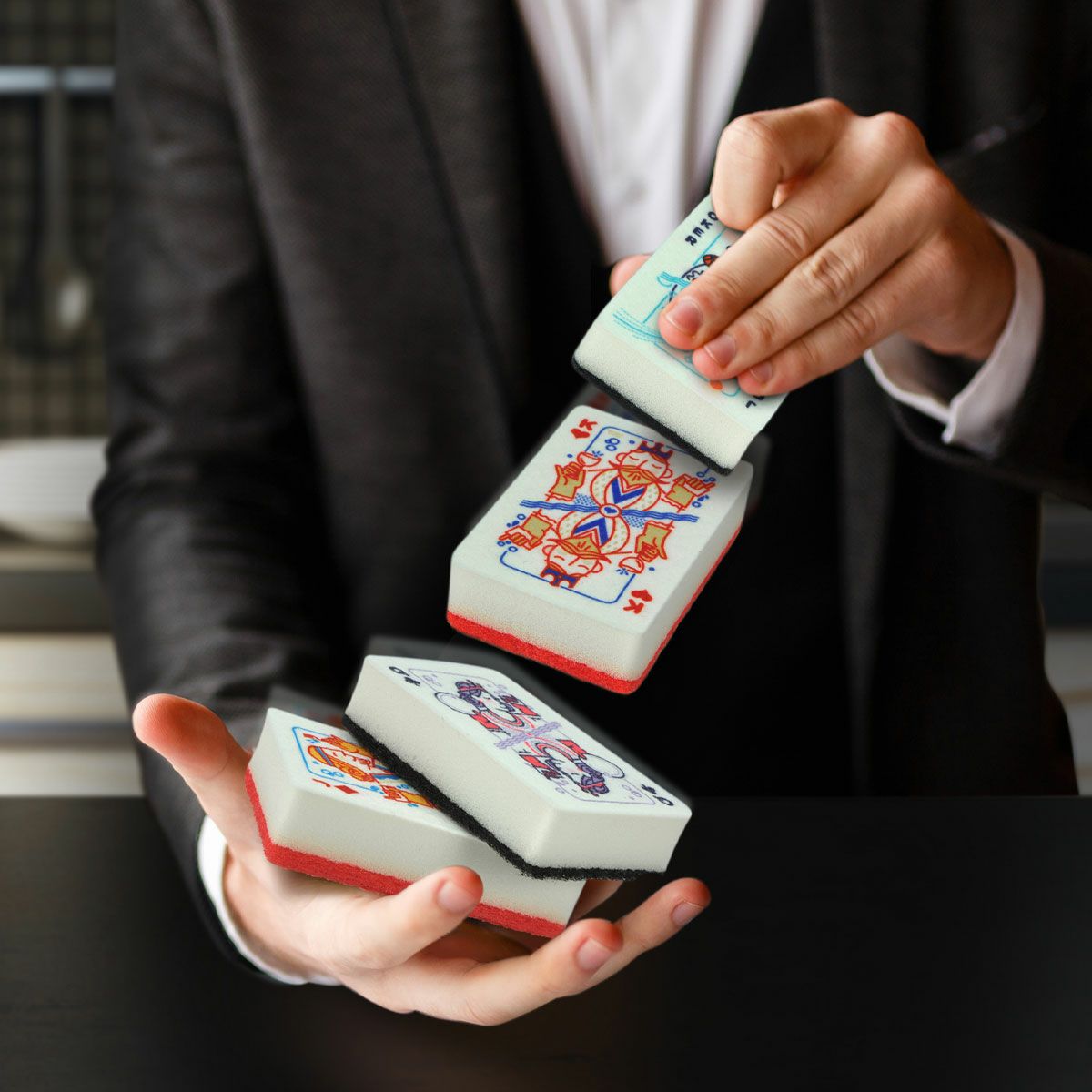 【トランプスポンジ】 思わずシャッフルしたくなっちゃうトランプ型のスポンジセット 洗うものによって両面使いわけるのもいいですね！。 ちょっとしたギフトにもおすすめですよ♪ サイズ W11xD3.5xH7.5cm 素材 ポリウレタン 備考 -　