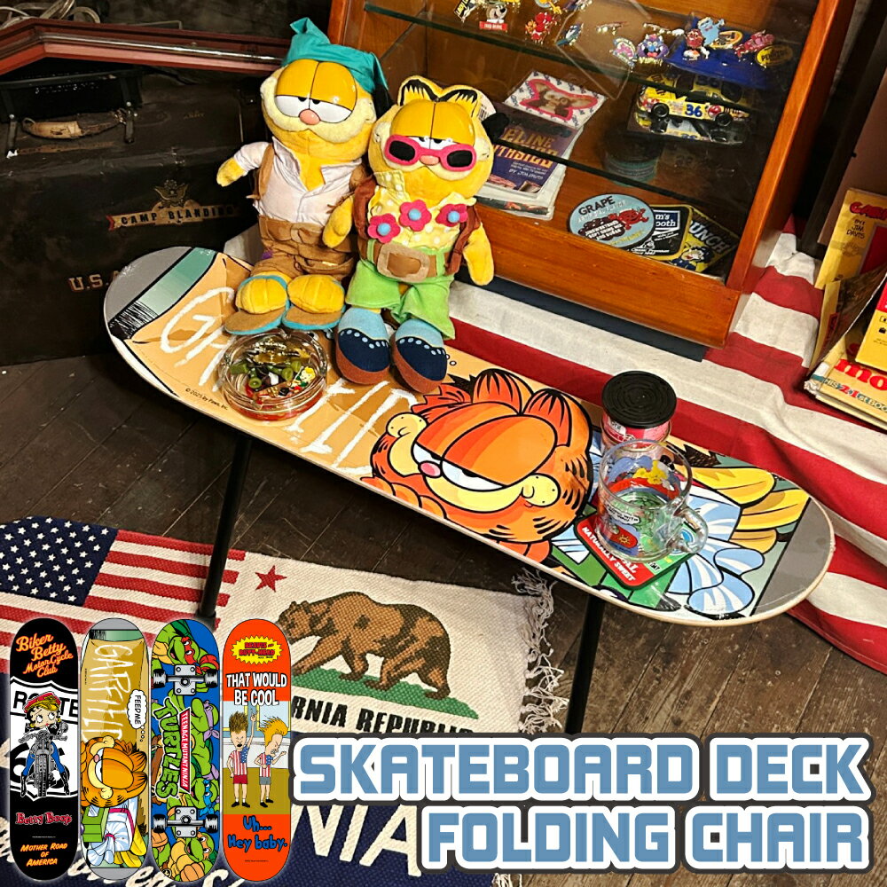 【スケートボードデッキ フォルディングチェアー】 スケートボードデッキをモチーフにした『SKATEBOARD DECK FOLDING CHAIR』 が入荷いたしました！ キャラクターのグラフィックが映える、アメ雑感あふれるアイテムです。 ...