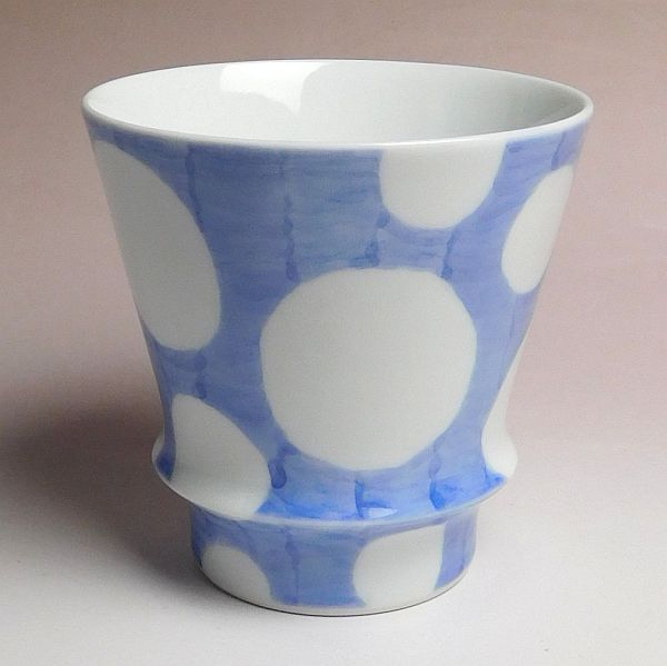 匠の蔵 有田焼が届ける、至高の焼酎グラス 佐賀県西松浦郡有田町 匠の蔵「至高の焼酎グラス」 “焼酎をもっと愉しむ器を世に送り出したい” その想いで有田焼の職人たちが集結。 200回以上もの試行錯誤を繰り返し、 酒屋にも蔵元にも太鼓判を押され...