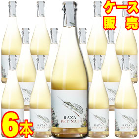 このペット　ナットは可能な限り人の介入をせずに造られます。畑で選別しながら手摘みで収穫した葡萄は除梗した後、圧搾します。最初の発酵はステンレスタンクで行います。 葡萄の果皮についている野生酵母の働きで偶発的にアルコール発酵が始まります。発酵...