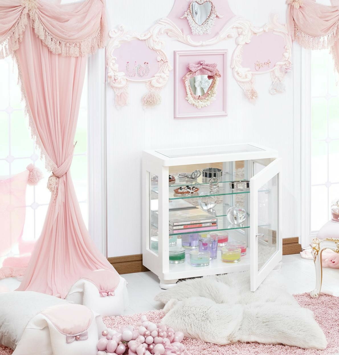 シンプルかつお洒落な、飾る収納ケース。ガラスの棚板は圧迫感を感じさせず、開放的な空間を作り出します。背面は鏡張りになっているので、広々とした奥行きがあるように感じさせます。大きすぎないサイズなので、置き場所にも困りません。お部屋に合わせて選...