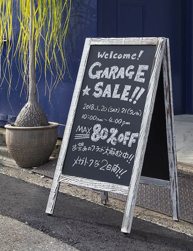 店舗什器のメッセージボードです。両側にメッセージ表示ができ、折り畳んで収納できます。お店のアピール、メニューや新商品情報など、チョークで自由に表現できます。アンティークなホワイトの枠がアイキャッチとなります。ナチュラル感、アンティーク感を演...