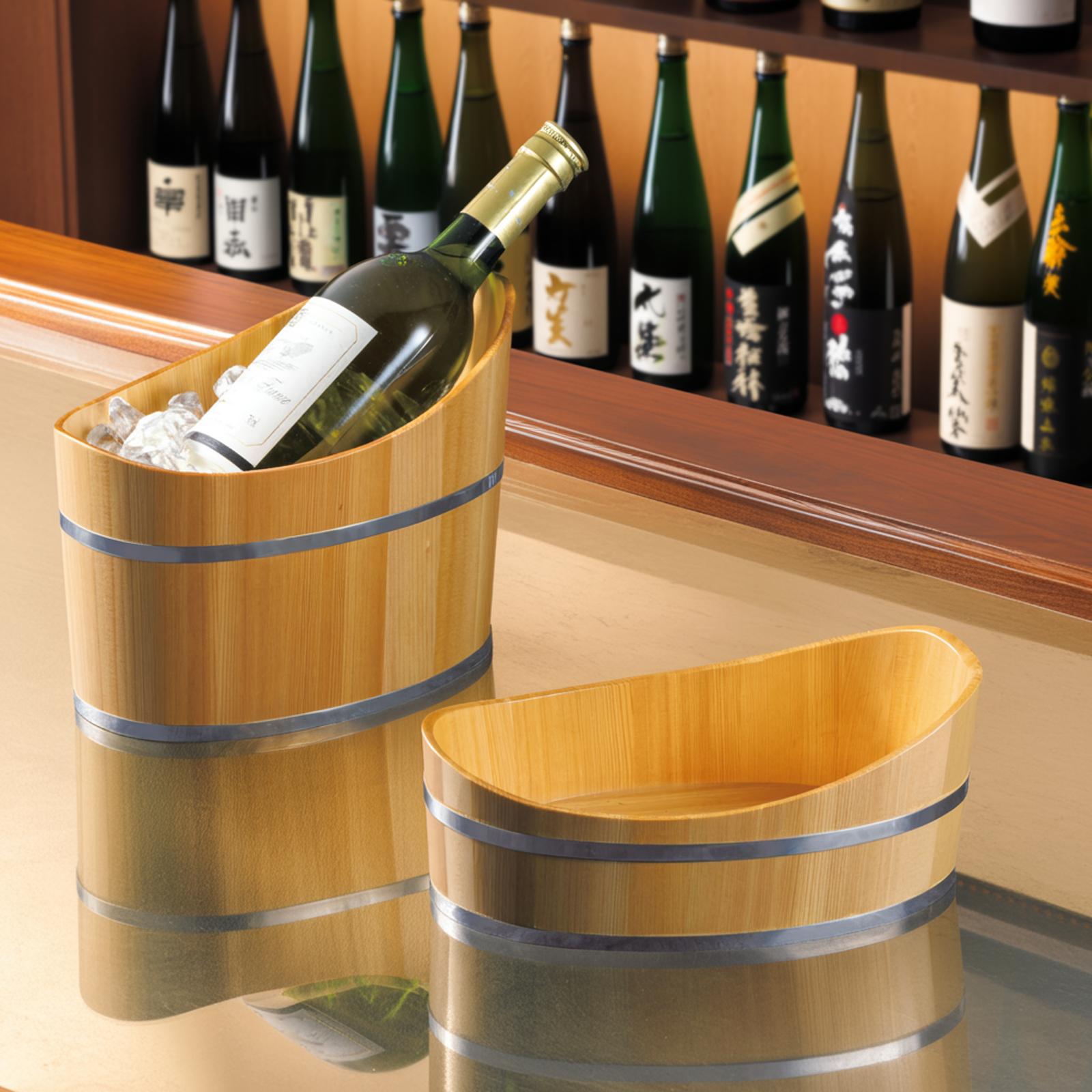 昔ながらの職人の技を駆使し、趣のあるワインクーラーに仕上げました。楕円形状に曲線のえぐりを合わせたフォルムがお洒落。木は熱伝導率が低いため冷たさを保ちやすく、結露なども付きにくいのが特長です。洋酒、日本酒どちらにも合います。冷酒クーラー約2...