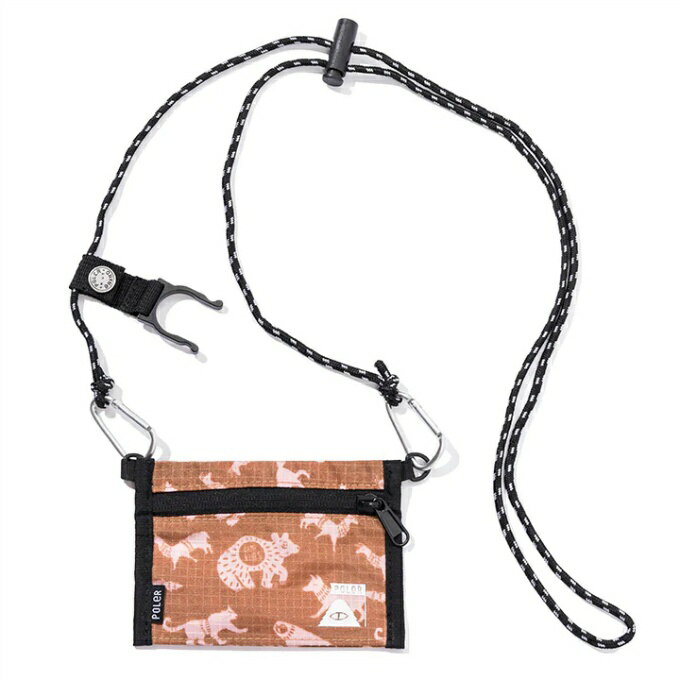 一見すると小銭入れだが、ドリンクの缶やボトルを入れて持ち運ぶことができるユニークなポーチ。長めのボトルも専用のストッパーがあるので安心して使えます。フェスなどのドリンクが手放せないシーンにピッタリ。 ■カラー：BROWN ■サイズ：幅/10...