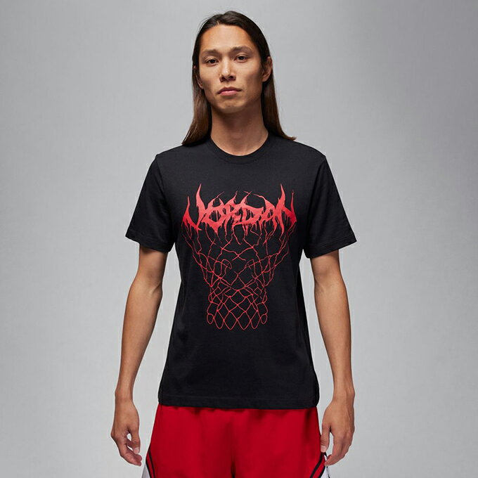 ストリートでもロックフェスでも、背中を押してくれるTシャツ。 速乾性を高めるテクノロジーで強化された柔らかいコットン素材で、さわやかな着心地が持続します。 ■カラー：BK(ブラック/ジムレッド/ジムレッド) ■サイズ： S : 着丈64/胸...