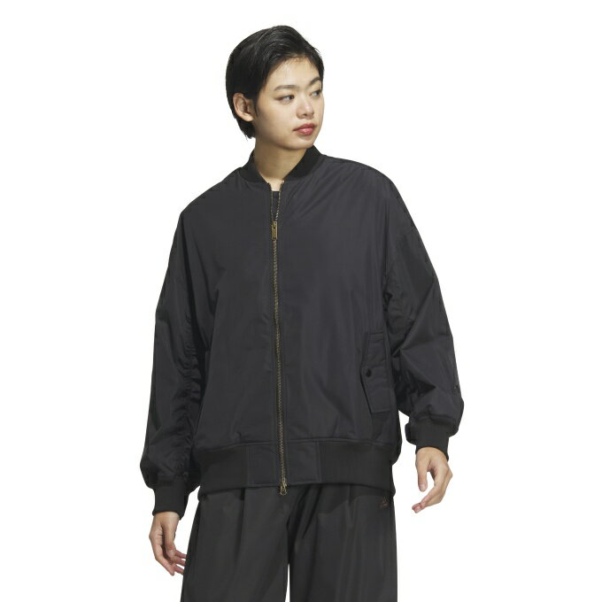 トレンドのオーセンティックなカレッジルックとスポーティーをミックスしたCOLLEGIATEレンジ。 表地はシェイプメモリーサテン調なプレインウィーブ、且つWIND.RDY機能を採用。 トレンドのMA-1タイプをベースに、フロントジップは両開...