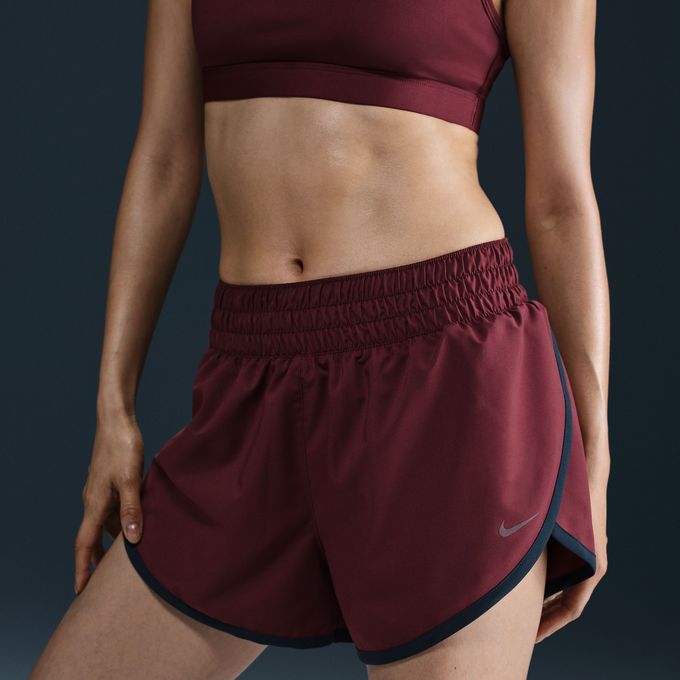 長時間のウォーキングから高負荷トレーニングのHIITやちょっとした買い物まで、あらゆる場面で使えるショートパンツ。 シルクのように滑らかで抜群に柔らかいウーブン素材と、速乾性を高めるテクノロジーの融合により、ワークアウト中も快適でさらりとし...