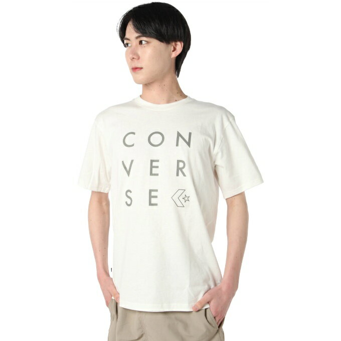 中肉で汎用性の高いコットン天竺を使用したグラフィックTシャツ。細く角のあるフォントをバランスよく配置したデザインをフロントにプリント。 ■カラー：WH ■サイズ： M(着丈/67cm、肩幅/47cm、身幅/54cm、裄丈/46cm) L(着...