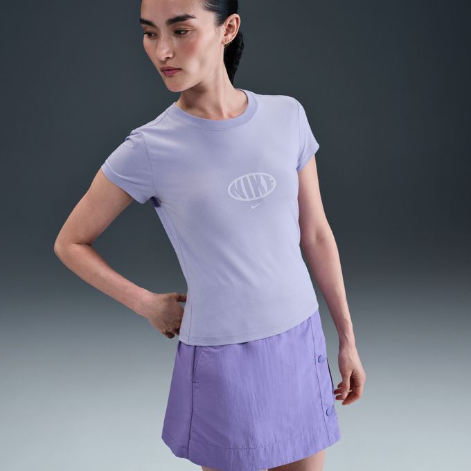 このやや短めでスリムフィットのTシャツは、着回しの効く定番アイテム。 なめらかなジャージー素材はわずかに伸縮性とドレープがあり、体を包み込むような快適な着心地を実現しています。 ■カラー：599(パープルドーン/ホワイト/(パープルドーン)...