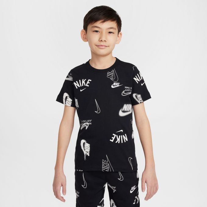 自然に遊びたくなる柔らかいコットンTシャツ。クラシックなフィット感で、十分な余裕があり、一日中動き回れるスタイリッシュなデザインです。 ■カラー：010(ブラック) ■サイズ：130、140、150、160 ■素材：本体/綿 100% ■着...