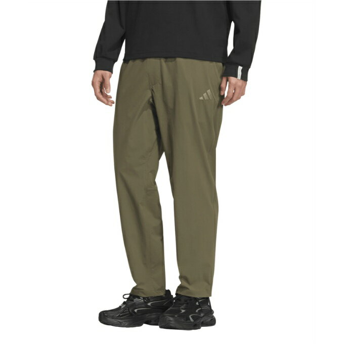 日本市場に向けて素材、フィッティング、肌当たりなどの細かい仕様にこだわりぬいて開発されたESSENTIALS PLUSレンジ。幅広いトップスとのコーディネートが可能なレギュラーフィットアンクルレングスストレッチウーブンパンツ。 ■カラー：O...