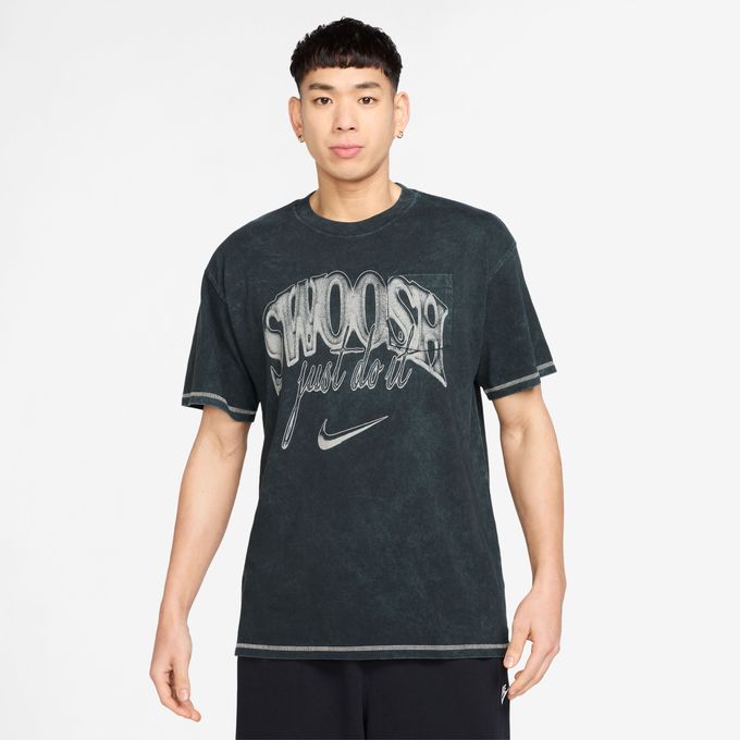 この上質なTシャツで、マストアイテムをグレードアップ。 マックス90 Tシャツは、身頃からヒップまで余裕のあるゆったりとした着心地、ドロップショルダー、長めの袖で、カジュアルなスタイルを演出します。 適度なボリュームのコットンによる、柔らか...