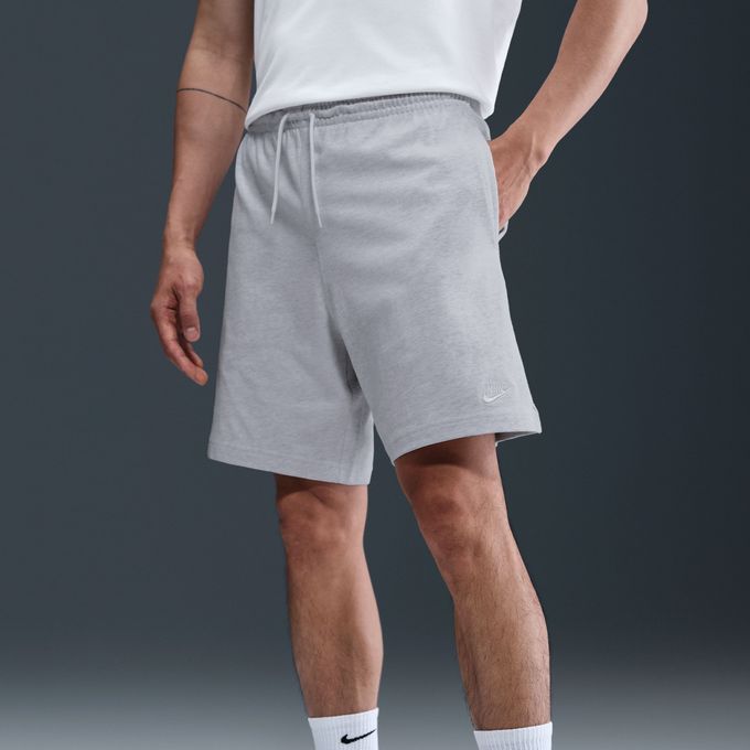 軽量で通気性に優れ、太陽の下でも快適な着用感を求めるなら、 Nike Clubコレクションから登場したショートパンツをチェック。 膝上丈のカットで、ヒップから太ももにかけてゆったりと余裕があり、カジュアルな普段着に最適です。 Nike Fu...