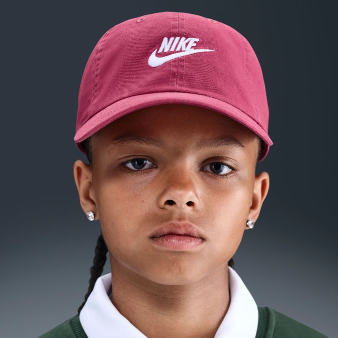 中程度の深さのこのナイキ クラブ キャップを着用して、敵をすり抜けよう。 ウォッシュ加工を施し、長く愛用して使い古したような風合いを演出。軽量で着用しやすく、曲線的なつばとシンプルなデザインで、どんなスタイルにも合わせられる実用的なアイテム...